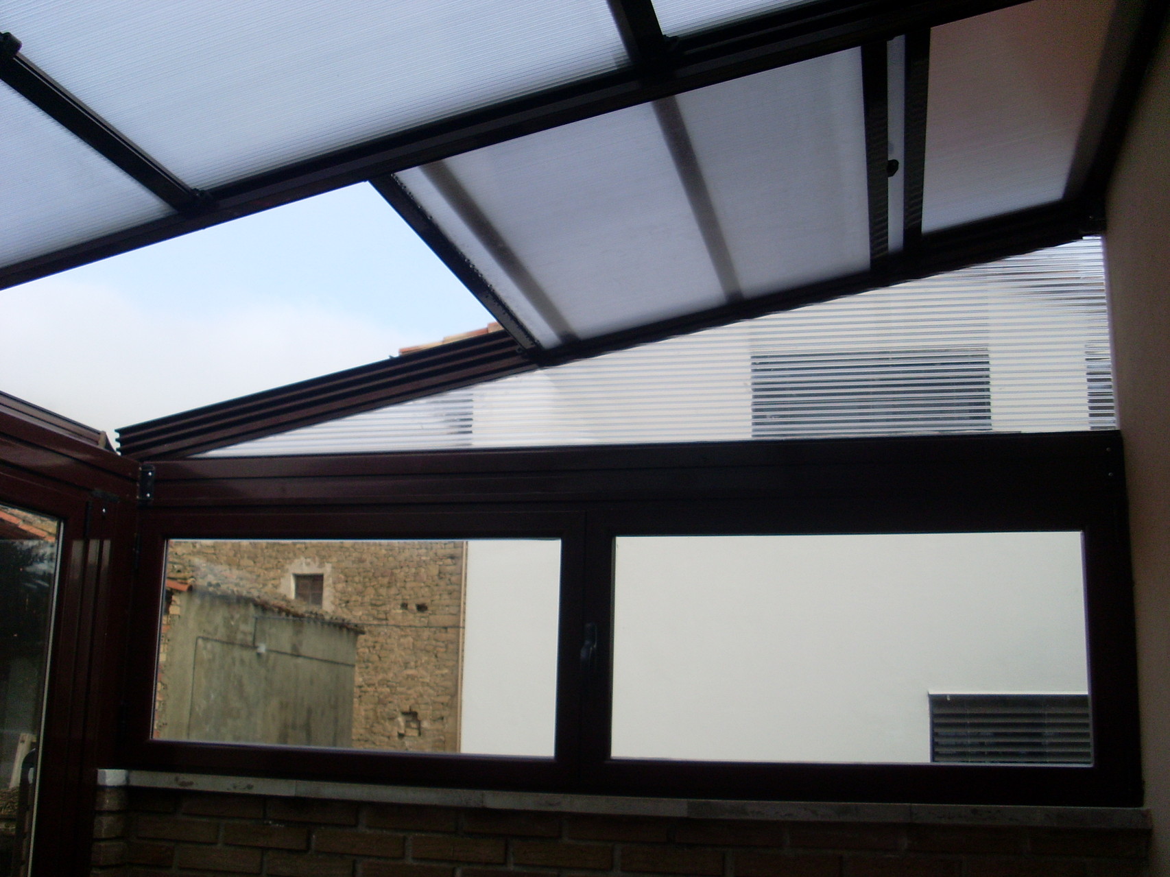 Cubrir patios de luces con policarbonato: Luz natural asegurada ...